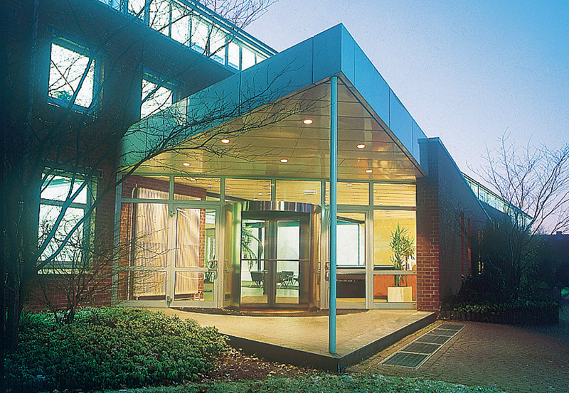 Contact - Claudius Peters